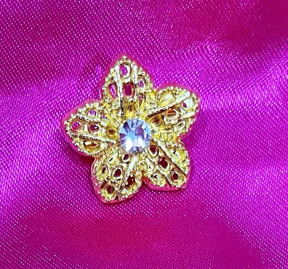 Gold baby brooch – WeloveKebaya