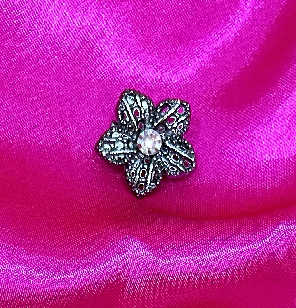 Titanium baby brooch – WeloveKebaya